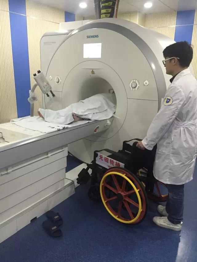 Hospital Mri Safe Wheelchair 24" Pu Air Free Solid Real Wheel For Mri Room